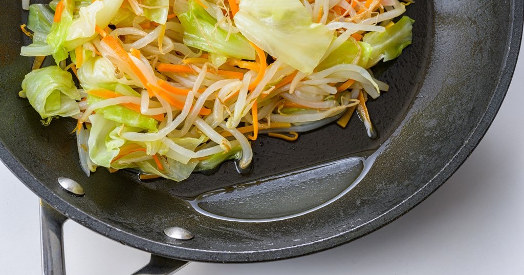 味噌汁やサラダだけじゃない、「乾燥カットわかめ」で野菜炒めのベチャベチャを解消？｜eltha（エルザ）